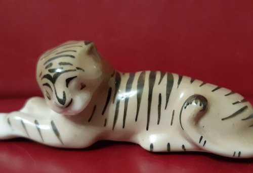 Статуэтка фарфоровая Тигр с мясом. лзфи 1950-е