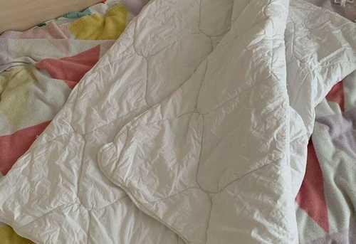 Одеяло и подушка в детскую кроватку