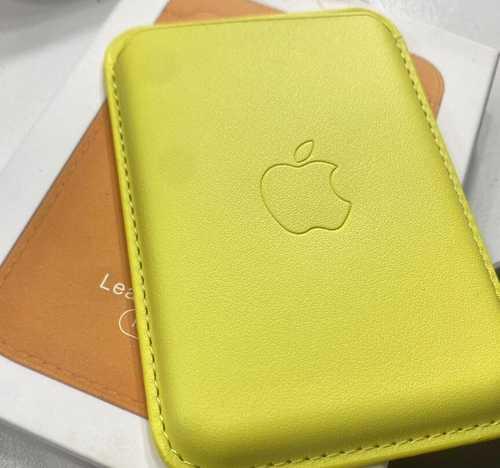 iPhone Leather Wallet and Polishing Cloth