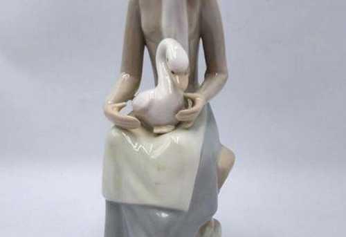 Винтажная статуэтка Casades Девушка с гусем