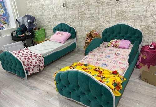 Детская кровать с мягкой обивкой
