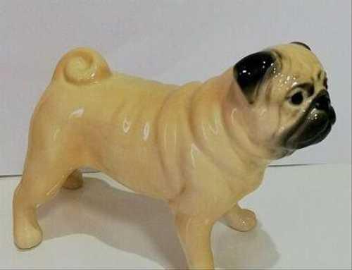 Фарфоровая статуэтка собака мопс