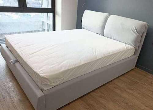 Кровать двухспальная с подушками и ящиком