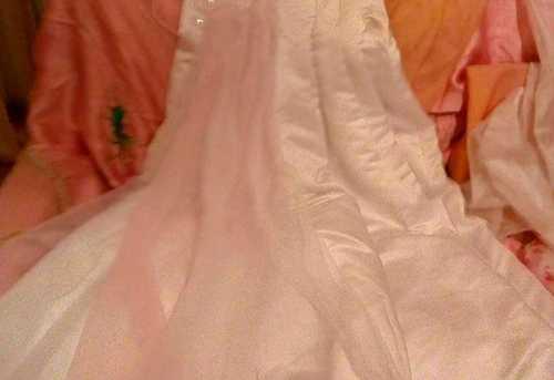 Свадебное платье требует вставить молнию на спинку