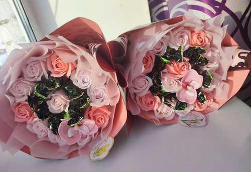 Цветы розы и конфеты