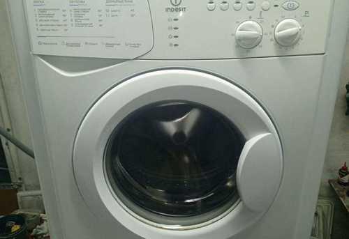 Узкая стиральная машина Indesit