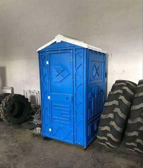 Мобильная синяя туалетная кабина