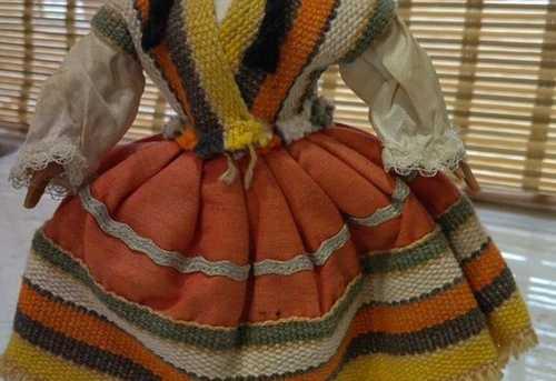 Винтажная кукла в национальном костюме Боливии