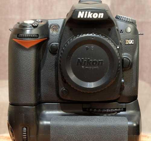 Nikon D90 с батарейной рукояткой