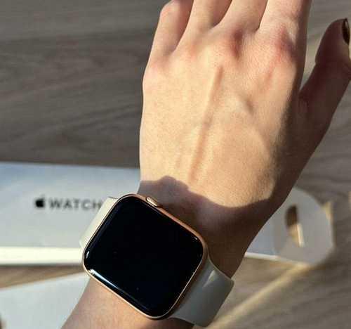 Умные часы Apple Watch SE A2352 44мм золотой