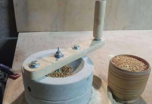 Мельница для зерна ручная