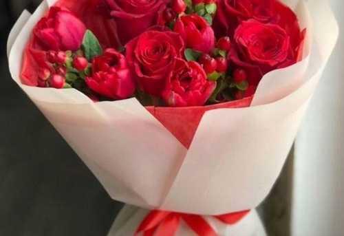 Букет из красных тюльпанов и роз