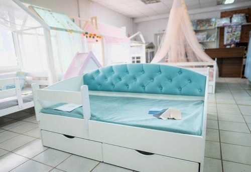 Кроватка с комфортной спинкой для малыша