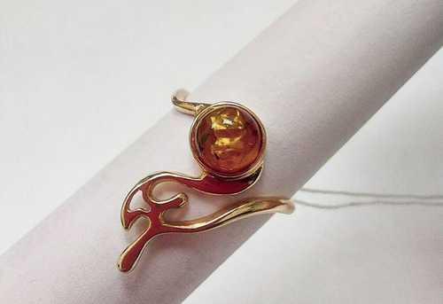 Золотое кольцо 17 размер с искусственным янтарем