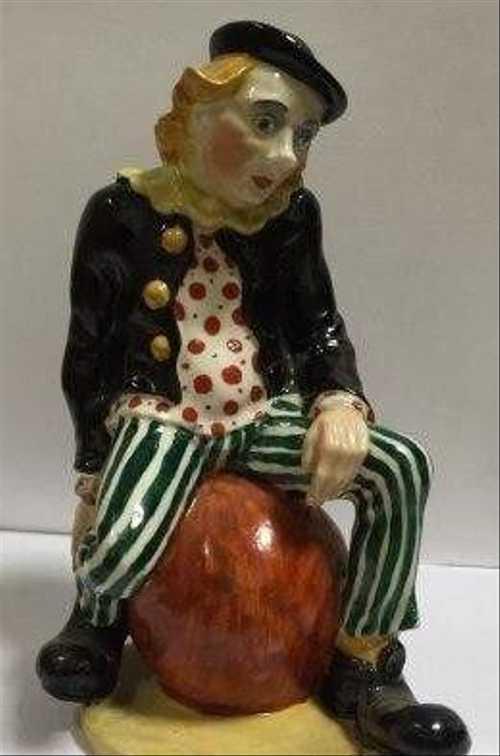 Фарфоровая статуэтка 'Клоун, сидящий на шаре'. лфз