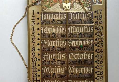 Старинный календарь с названиями месяцев на латыни