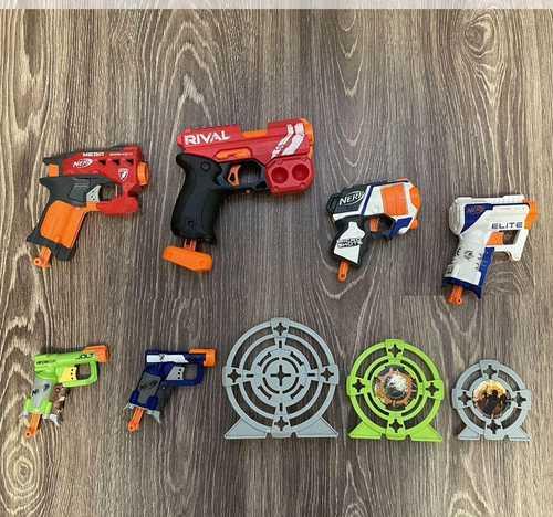 Огромное количество пистолетов nerf