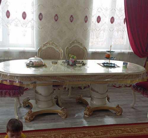 Стол и 4 стульев