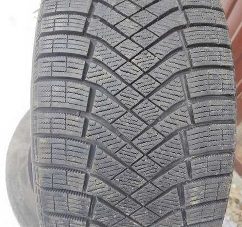 Pirelli Ice Zero 245/40 R18