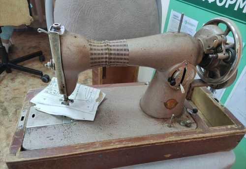 Швейная машинка ручная с деревянным футляром