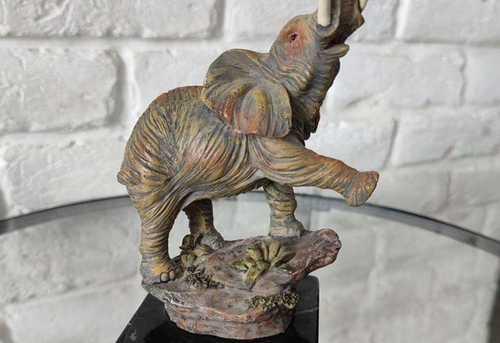 Статуэтка слон на каменной подставке