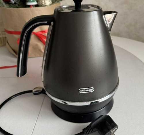 Электрический чайник Delonghi