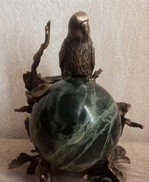 Бронзовая статуэтка "Попугай на шаре"