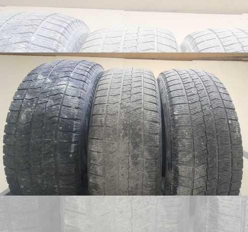 Bridgestone Blizzak VRX2 215/65 R16