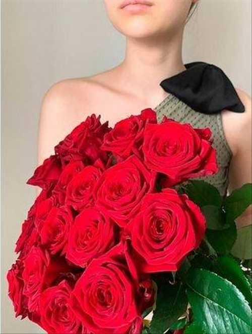 Красные розы Рэд Наоми букет хризантемы пионы