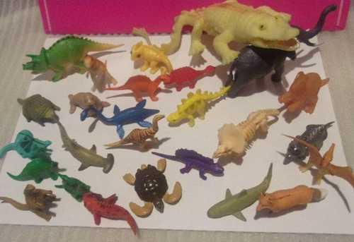 Динозавры и другие животные.26 штук.Цена за всё