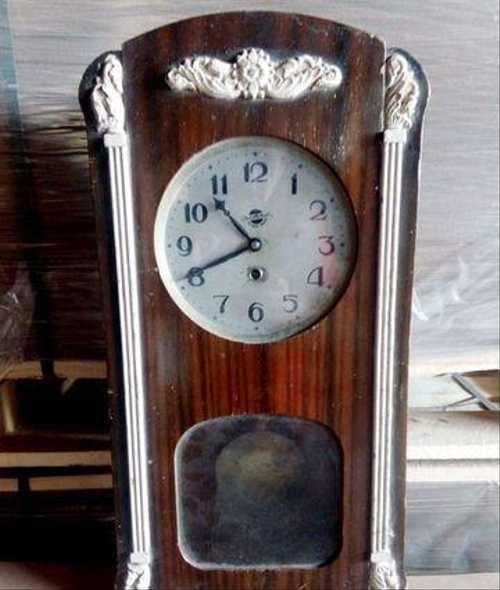 Часы старинные настенные. Орловский часовой завод