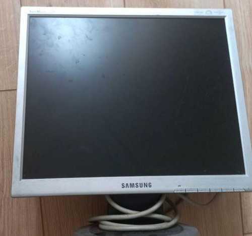 Монитор Samsung 720 n