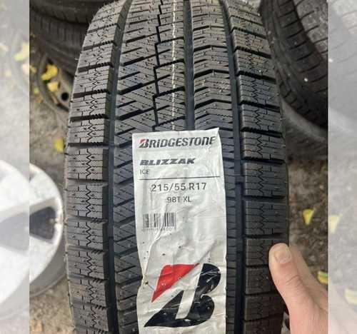 Bridgestone Blizzak Ice 215/55 R17