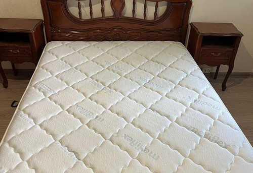 Антикварная кровать с матрасом и тумбочками