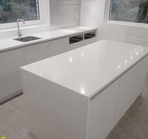 Кухонный стол остров и столешница белая Staron м2