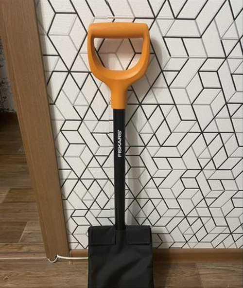 Лопата Fiskars "Solid", укороченная с чехлом