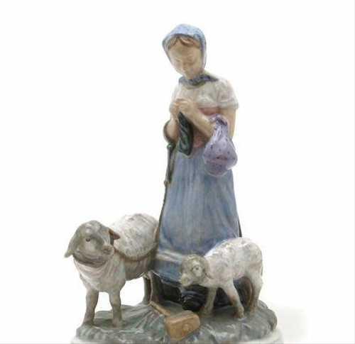 Фарфоровая фигура "Девушка с овцами". Дания