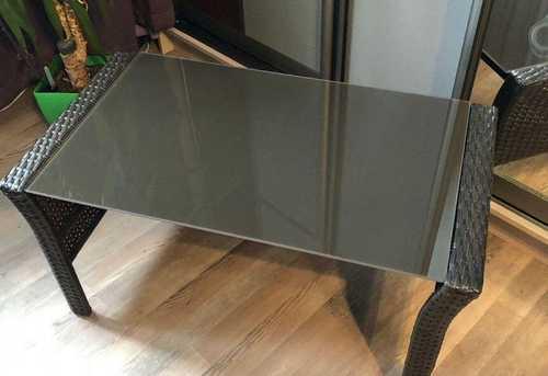 Стол из искусственного ротанга со стеклом