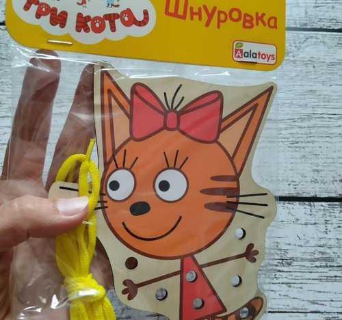 Шнуровка для малышей деревянная Три кота