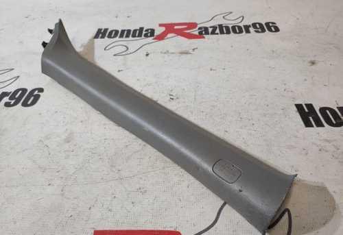 Накладка стойки передняя правая Honda Cr-V 2 RD8