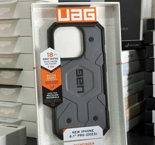 iPhone 15 Pro. UAG Pathfinder Silver