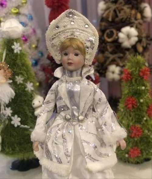 Кукла фарфоровая снегурочка 43 см. С биркой
