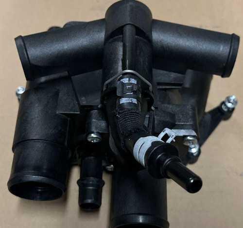 Корпус термостата Land Rover LR004318