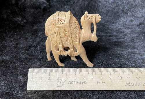 Деревянная фигурка верблюда