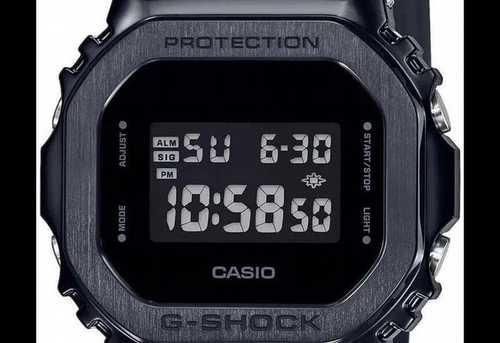 Часы Casio G-Shock GM-5600B-1