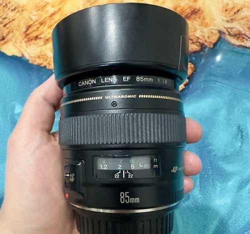 Canon EF 85mm f/1.8 USM