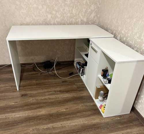 Угловой письменный стол с полками