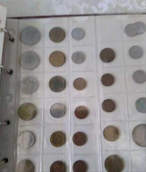 Много иностранных монет разных стран и достоинств