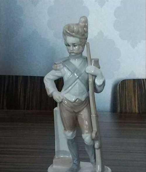 Фарфоровая статуэтка "Солдат армии Наполеона"