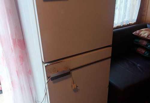 Холодильник двухкамерный СССР в рабочем состоянии